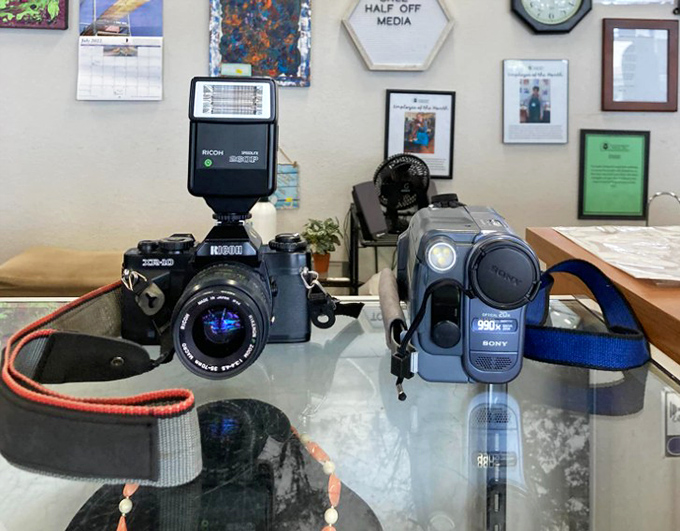 Vintage cameras that captured someone's memories now wait to become your shelf d&eacute;cor&mdash;or maybe the start of your analog photography renaissance.