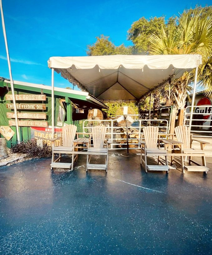 The outdoor waiting area isn't just functional&mdash;it's a stage for the daily ritual of anticipation, where the aroma of breakfast builds the suspense.