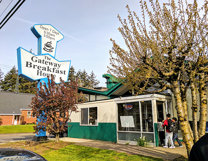 Green and white simplicity promises no-nonsense breakfast done exactly the way it should be.