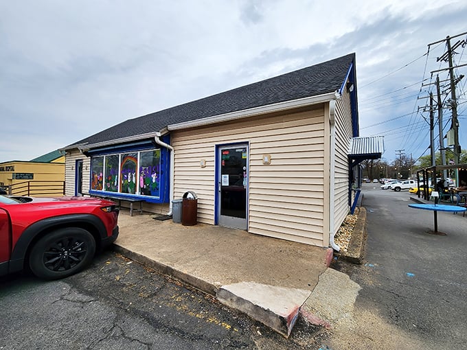 The simple building design lets the food do all the talking, which is exactly how great delis should operate.