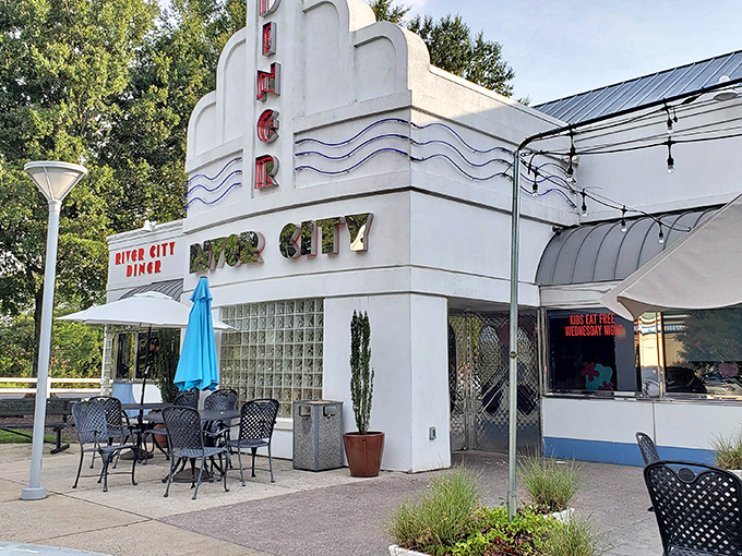 Those white waves aren't just architectural details—they're a time machine to when diners ruled American dining.