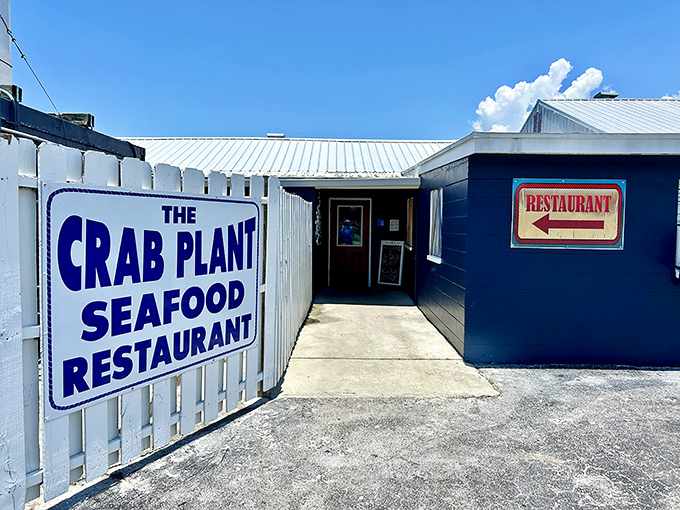 That simple "Restaurant" arrow points the way to crab heaven &ndash; no GPS required!