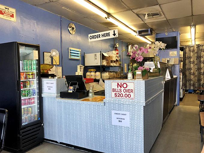 No-frills counter service that gets right to the point: order, pay, prepare for deliciousness. Efficiency at its most delicious.