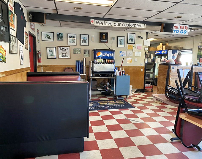 "We love our customers!" isn't just a sign&mdash;it's the philosophy evident in every corner of this unpretentious BBQ haven.