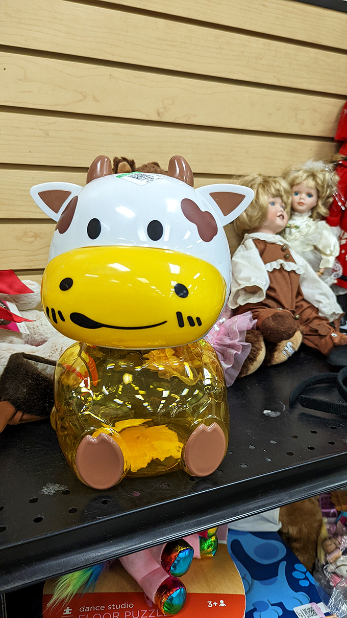 This smiling cow container once held someone's cookie stash. Now it's ready to bring whimsical charm to a new kitchen.
