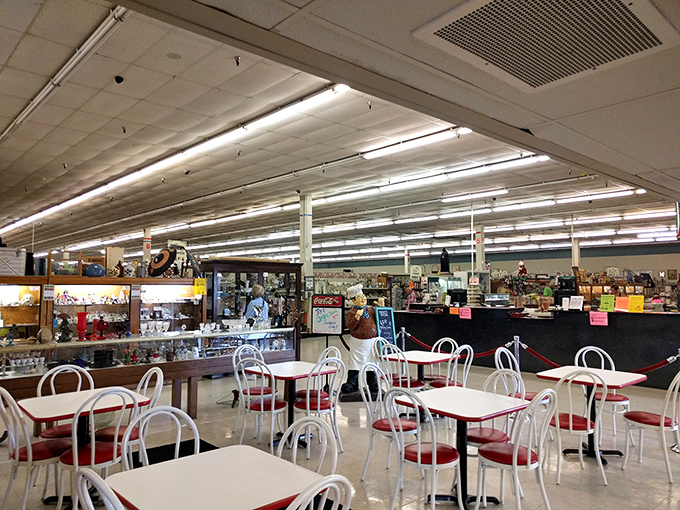 The mall's charming caf&eacute; area offers weary antiquers a place to rest and debate whether that Bakelite bracelet is really worth the splurge.