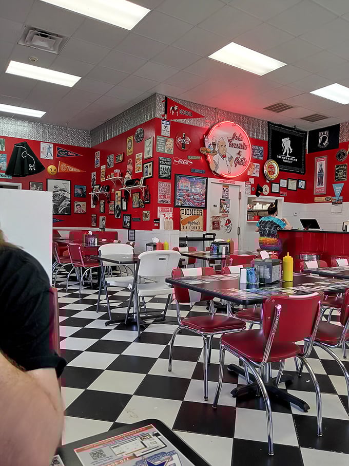 Red walls covered in memorabilia tell stories that Michelin-starred restaurants, with all their minimalist decor, simply cannot match.