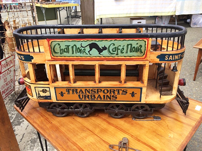 This vintage French trolley model would make any mantlepiece instantly more interesting. "Chat Noir" indeed – it's the cat's meow.