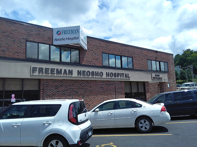 Freeman Neosho Hospital provides essential healthcare close to home—because even affordable paradise needs good doctors nearby.
