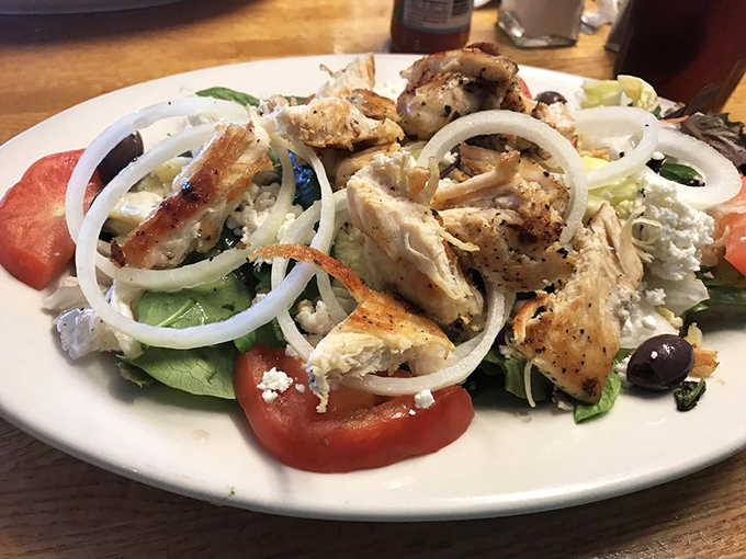Who says diners can't do fresh? This Greek salad topped with perfectly seasoned grilled chicken proves Robin Hood isn't just about indulgence.
