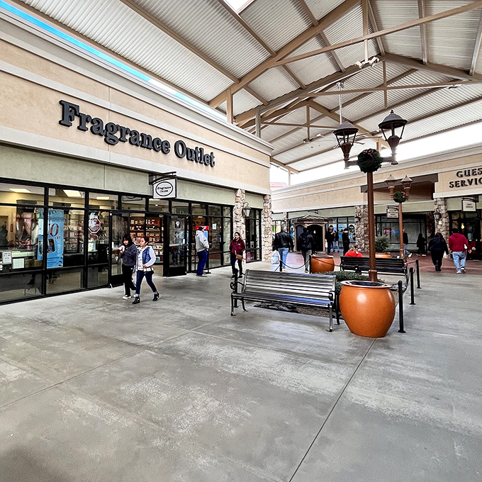 The Fragrance Outlet beckons shoppers with the promise of smelling like a million bucks without spending nearly that much.