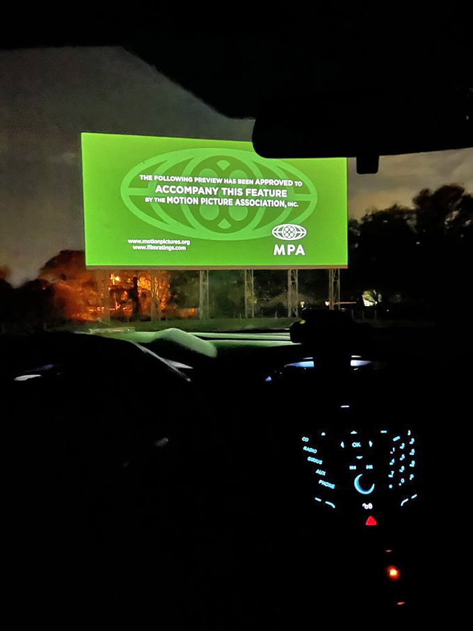 The moment of anticipation&mdash;that green screen means the previews are starting and it's time to tune your radio just right.