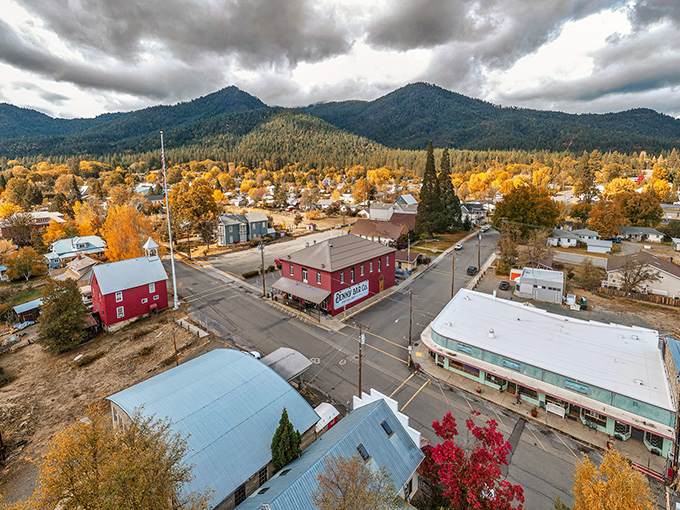 Fall paints Etna in nature's most extravagant palette, proving that the best seasonal displays don't require a department store window designer.