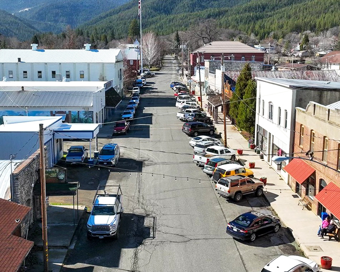 The aerial view that explains everything – a town that knows exactly what it is, nestled in a valley that knows exactly what it offers.