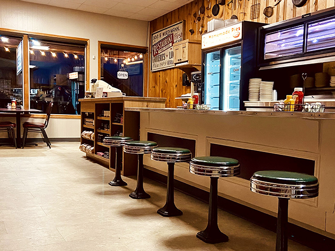 Counter seating: where solo diners become temporary members of the Boyd & Wurthmann family. Green vinyl never looked so inviting.