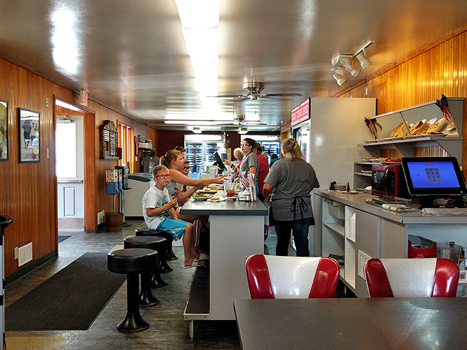 Counter seating: where solo diners become pie philosophers and the staff shares wisdom one coffee refill at a time.