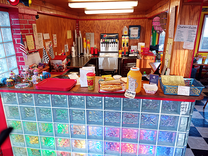 Behind the counter, where magic happens without pretension. No molecular gastronomy here &ndash; just decades of know-how.