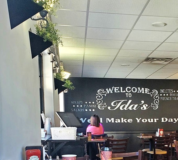 That welcome wall says it all—Ida's isn't trying to be the coolest kid in school; it's the reliable friend who always knows how to make your day better.