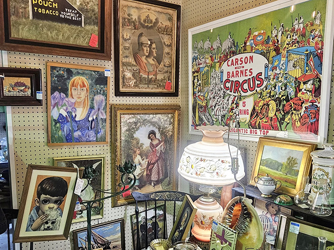 Art that ranges from circus posters to soulful portraits &ndash; the kind that makes visitors tilt their heads and say, "Interesting..."