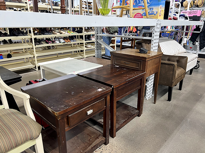 Furniture island: where solid wood side tables with "character marks" wait patiently for DIY enthusiasts to see their potential beneath the scratches.