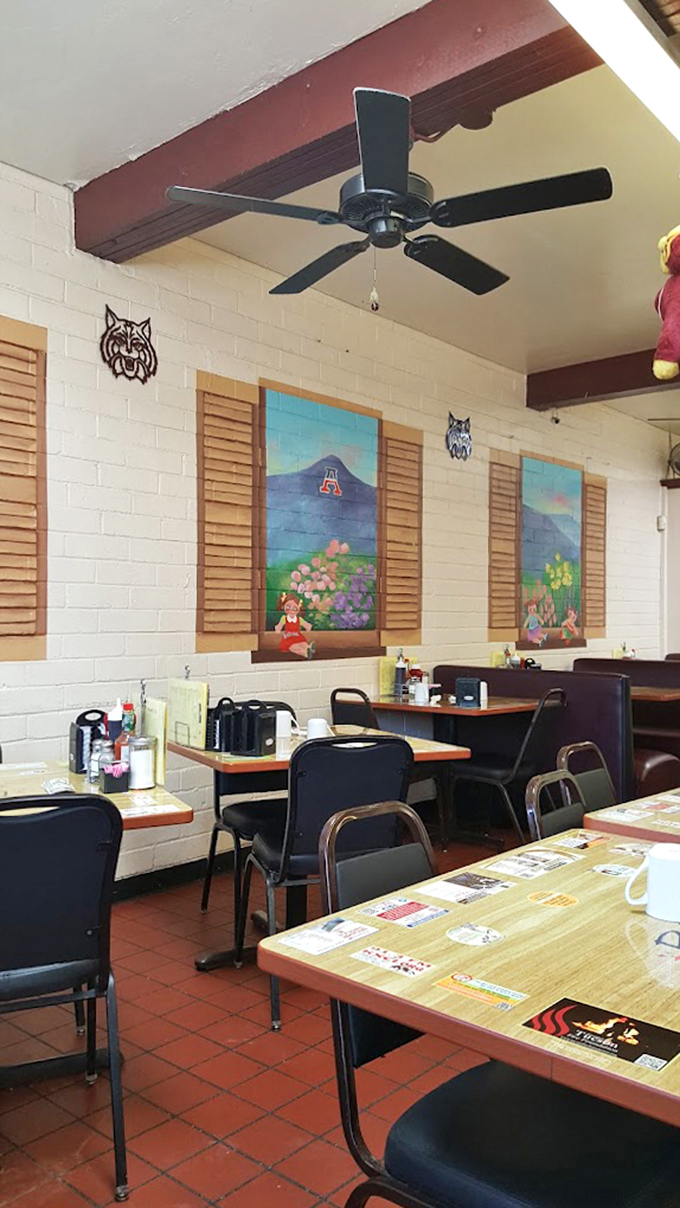Diner d&eacute;cor that hasn't changed since Johnny Carson was on TV, and that's exactly why we love it. Those painted murals tell stories between bites.