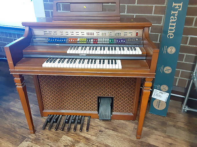 A vintage organ priced less than a week of piano lessons. Someone's musical journey is about to begin without breaking the bank.