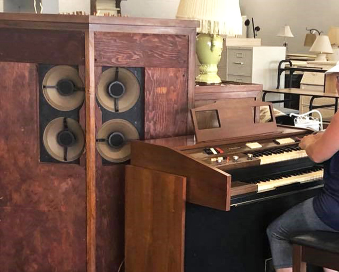An organ that's seen more hymns than hits, now waiting for its second act in someone's living room.