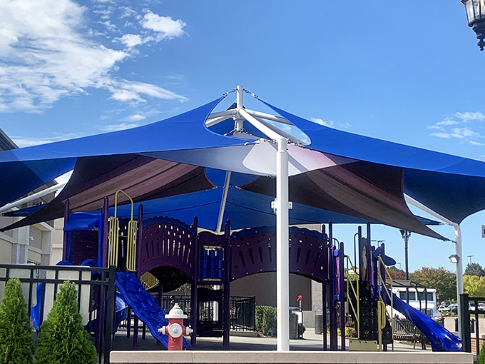 A covered playground area offers the perfect bribe for good behavior: "Be patient while mommy tries on just one more thing, and then we'll visit here!"