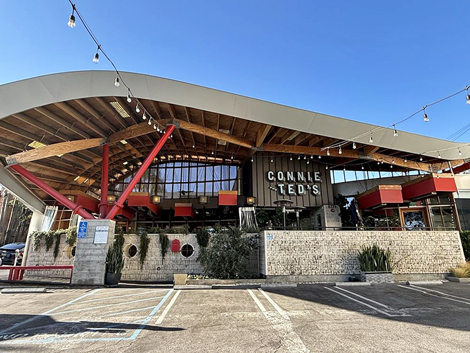 Modern Hollywood meets old-school New England in this sleek temple to honest, no-nonsense coastal cuisine perfection.