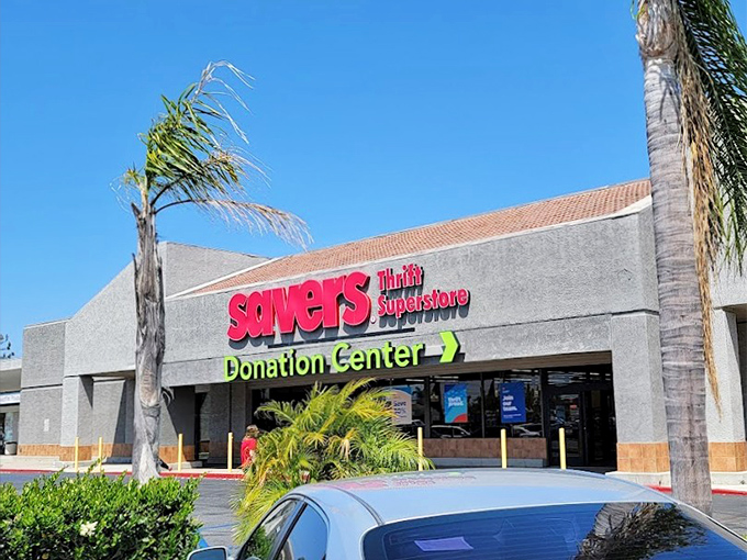 Those palm trees add California charm to what's essentially a treasure hunter's paradise in disguise.