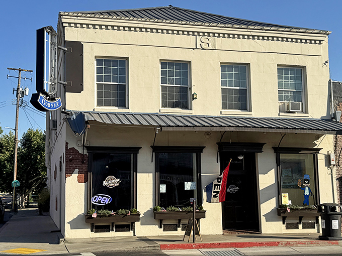 Blue Stone Public House beckons with the promise of cold drinks and warm conversation&mdash;the small-town version of "where everybody knows your name."