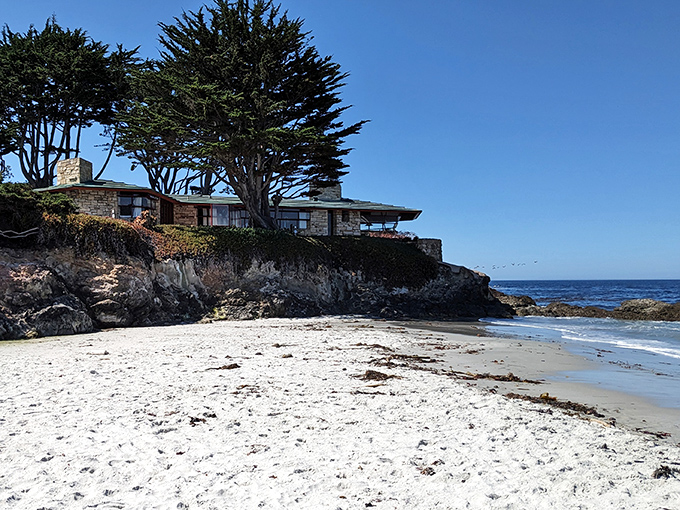 Perched between rock and sea, this coastal home embodies the California dream&mdash;living on the edge, literally and figuratively.