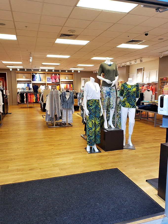 Mo'Burger serves up comfort food that makes waiting for your shopping companions almost enjoyable, with sizzling patties that rival the hot deals outside.