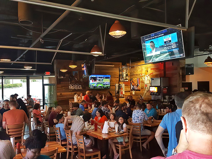 A full house of diners united in the universal language of "mmm" and occasional "whew, that's hot!" camaraderie.