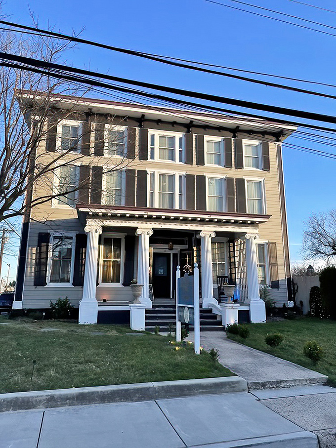 This historic building now houses one of Smyrna's charming caf&eacute;s, where breakfast becomes an event worth getting up early for.