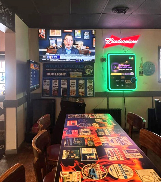 Sports on the screen, cold beer on tap, and tables designed for lingering&mdash;this corner understands what "hanging out" truly means.