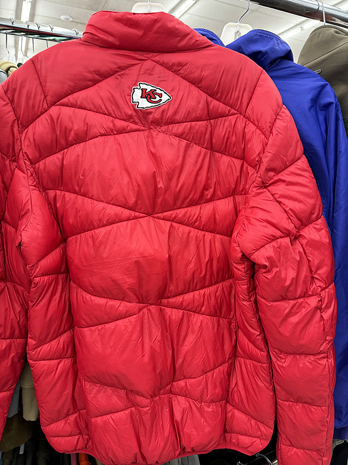 Sports fan jackpot! A Chiefs puffer jacket that lets you stay warm and show team spirit without the NFL Shop price tag.