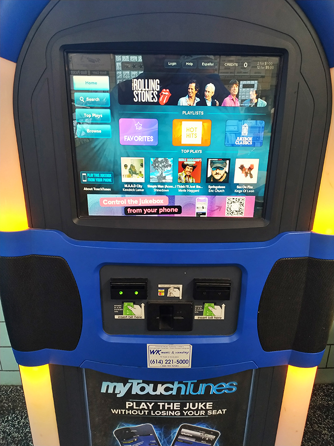 Even the jukebox is retro-cool. Pick your soundtrack while contemplating the serious business of choosing between chocolate and caramel toppings.