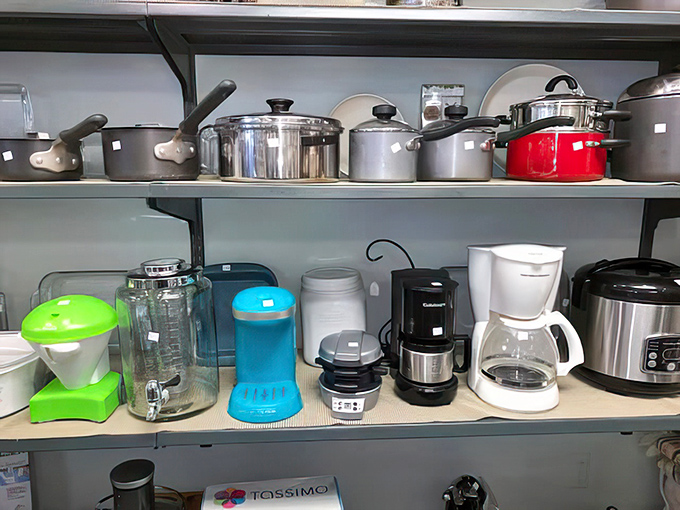 Kitchen gadget goldmine! From barely-used blenders to coffee makers with plenty of brews left in them. Morning routines, upgraded affordably.