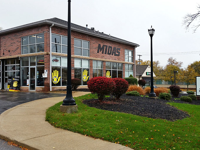 Midas proves that even chain businesses in Medina maintain local character. Those yellow hands have been giving thumbs-up to clean cars for decades.