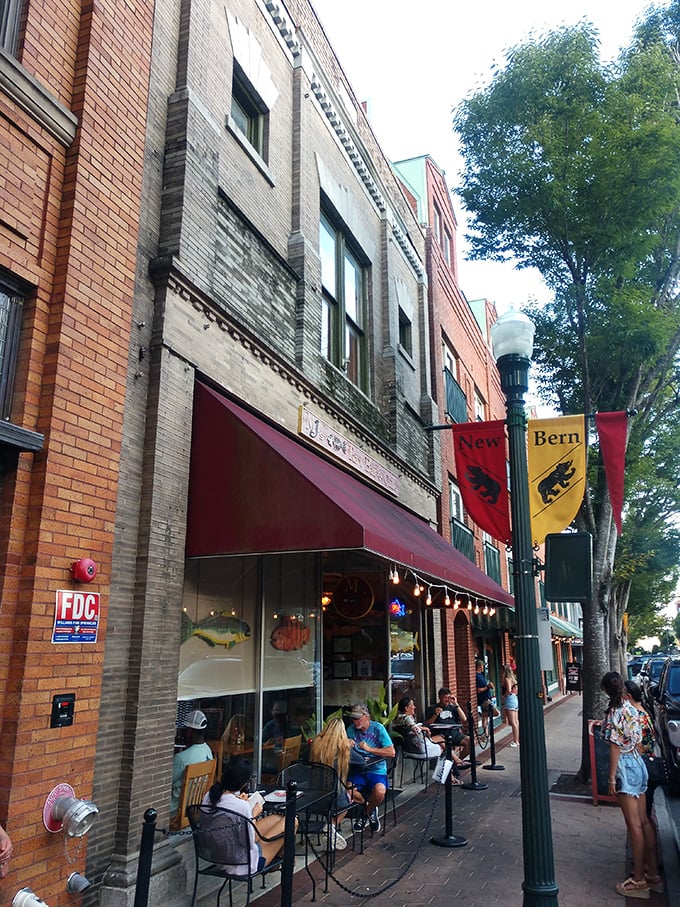 Sidewalk dining in New Bern combines people-watching, fresh air, and local cuisine&mdash;the original social networking platform, just with better food.