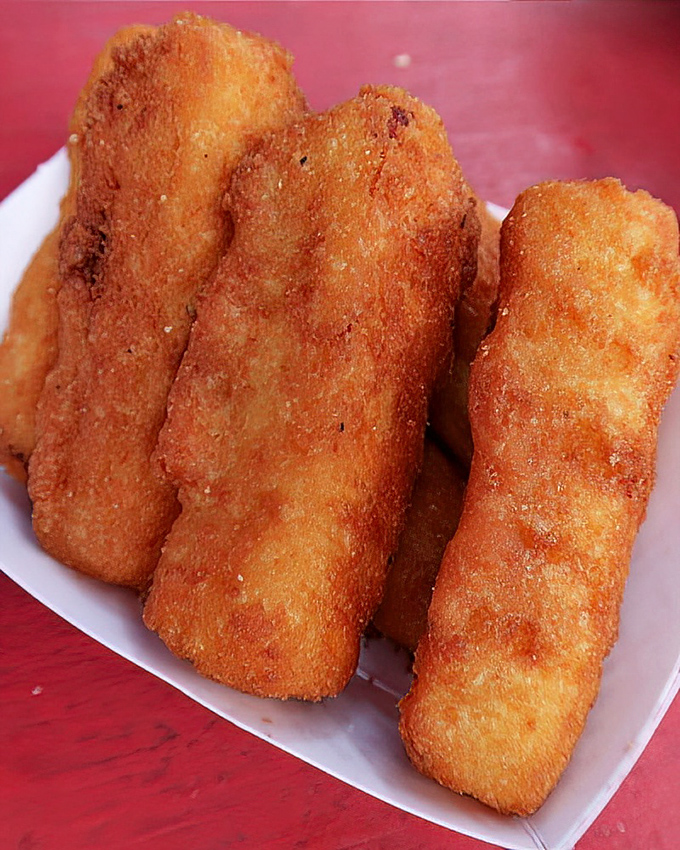 Mozzarella sticks: the supporting actors that steal the scene with their golden-brown exteriors and that perfect cheese pull that makes everyone at the table jealous.