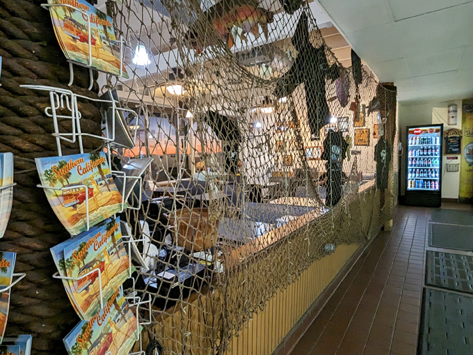 Fishing nets and cold drinks &ndash; Neptune's practical d&eacute;cor doubles as the perfect backdrop for your inevitable food photos.