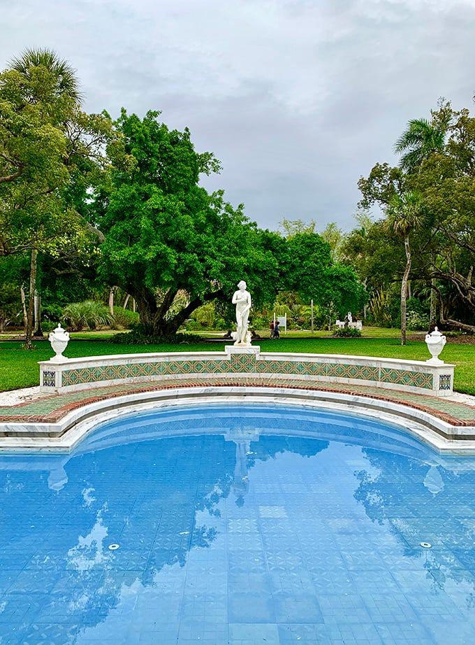 This elegant pool area combines classical statuary with Florida sunshine&mdash;Poseidon himself would approve of this aquatic retreat.
