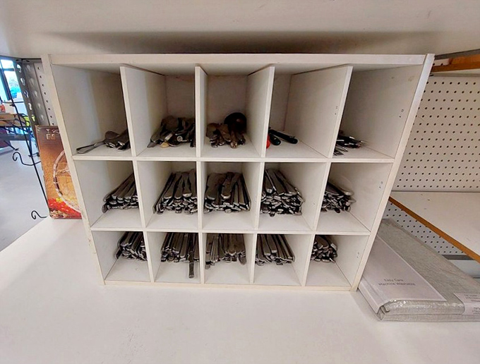 Silverware sorted with military precision, ready to march straight into your kitchen drawer without breaking the bank.