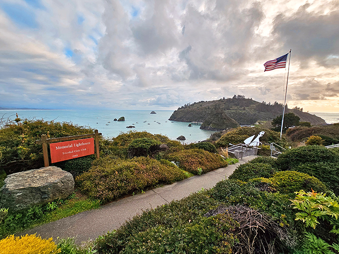 Drama queens take note: Trinidad Head delivers panoramic views that make ordinary lookout points seem like they're not even trying.
