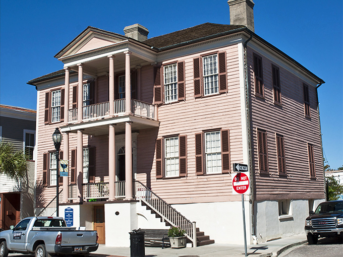 Another historic home that's seen more American history than most textbooks. Those columns aren't just for show&mdash;they're holding up centuries of stories.