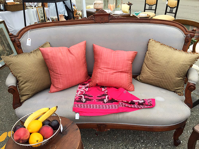 A perfectly worn vintage settee just begging for Sunday afternoon naps. Those coral pillows add just the right pop of California sunshine.