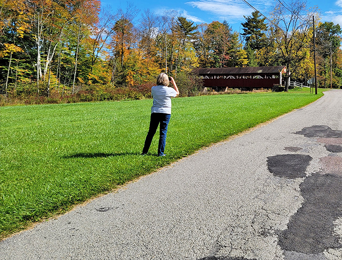"Just one more shot!" Photography enthusiasts find endless inspiration at the bridge, where every angle offers a new perspective on this historic gem.