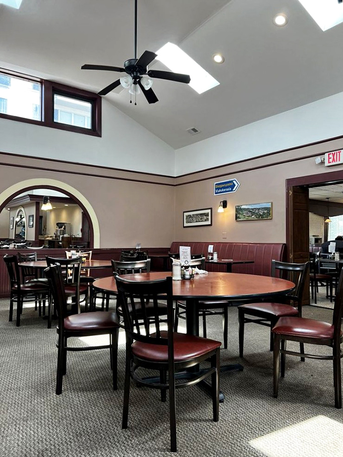 Vaulted ceilings and natural light elevate the diner experience. This room balances classic comfort with unexpected airiness.